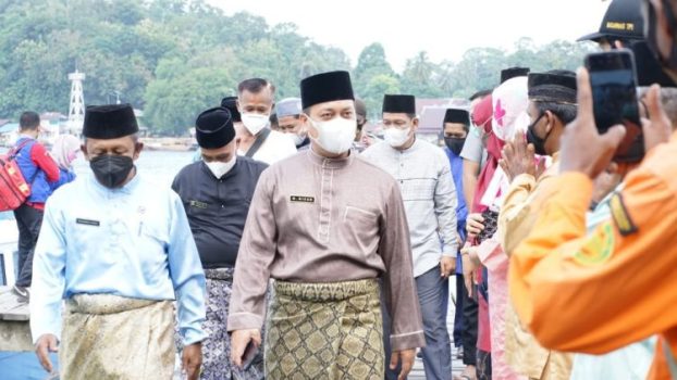 Bupati Lingga Resmikan Aliran Listrik dan Air Bersih di Pulau Lipan