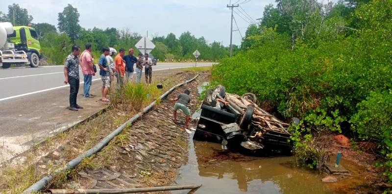 Tabrak Tiang Listrik Mobil Innova Terguling ke Pohon ...