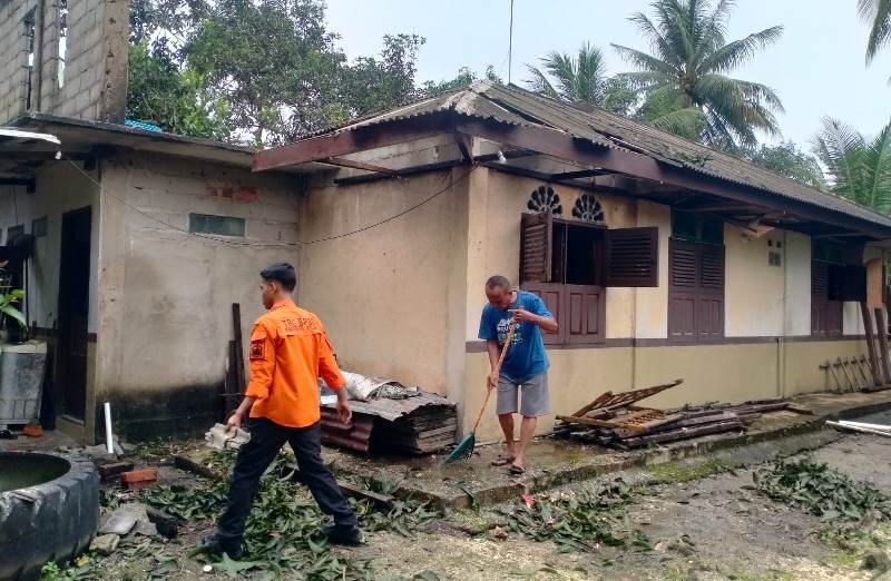 Dihantam Angin Kencang, Rumah Warga Busung Ditimpa Pohon